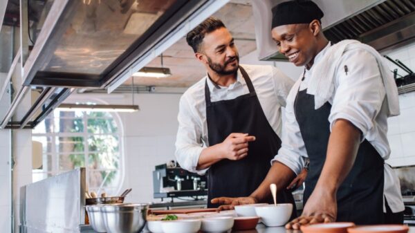 Cook Helper Adalah : Pengertian, Tugas dan Kisaran Gajinya