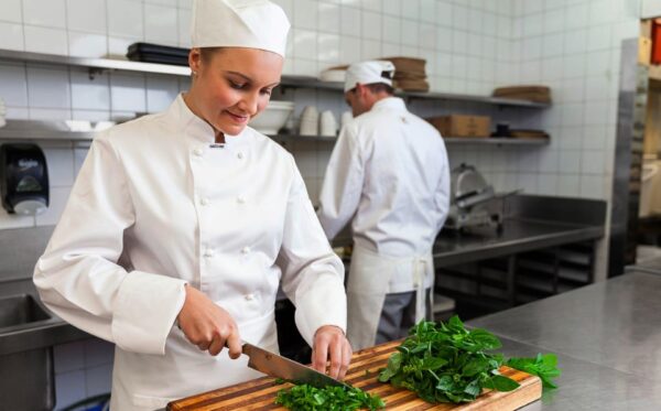 Peran Cook Helper Sebagai Asisten Chef di Kitchen – Seputarkarir.com