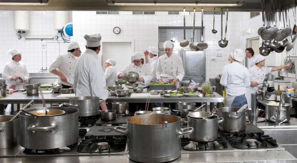 Cook Helper Adalah : Pengertian, Tugas dan Kisaran Gajinya
