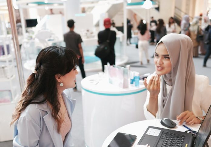 Beauty Advisor Adalah Daya Tarik Produk Kosmetik
